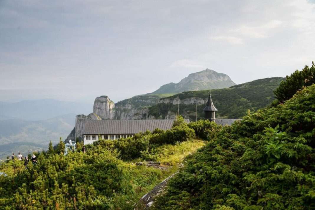 Azi e Ziua Muntelui Ceahlău. Singurul munte din România care are ...