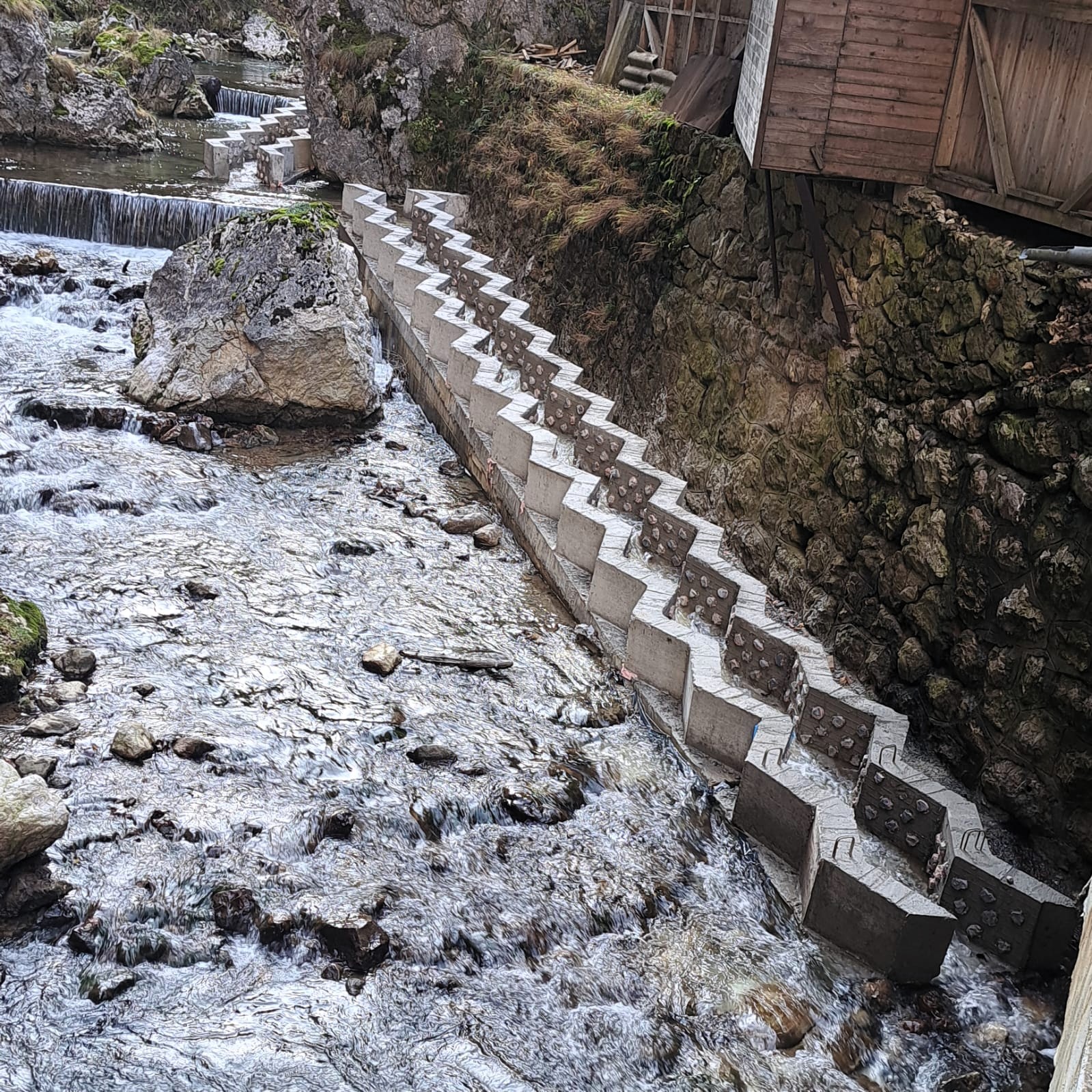 Scări pentru pești pe râul Bicaz: zglăvoaca poate urca în amonte ...